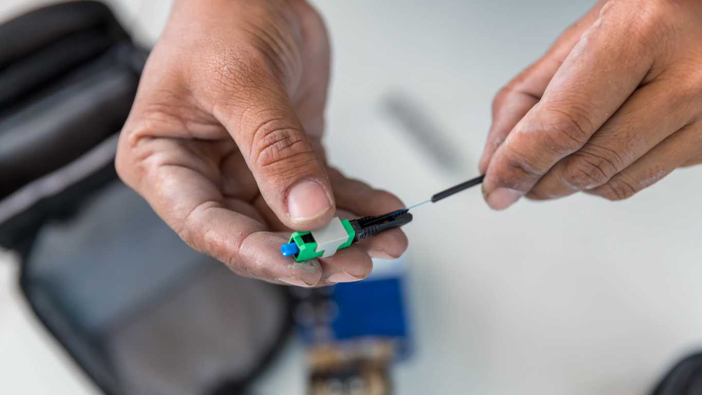 Kabel Fiber Optik Adalah: Pengertian, Jenis, Hingga Cara Kerjanya