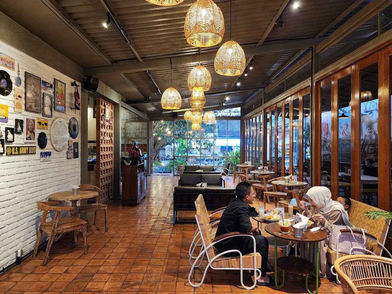 20 Cafe 24 Jam Bandung, Betah Nongkrong Sampai Pagi