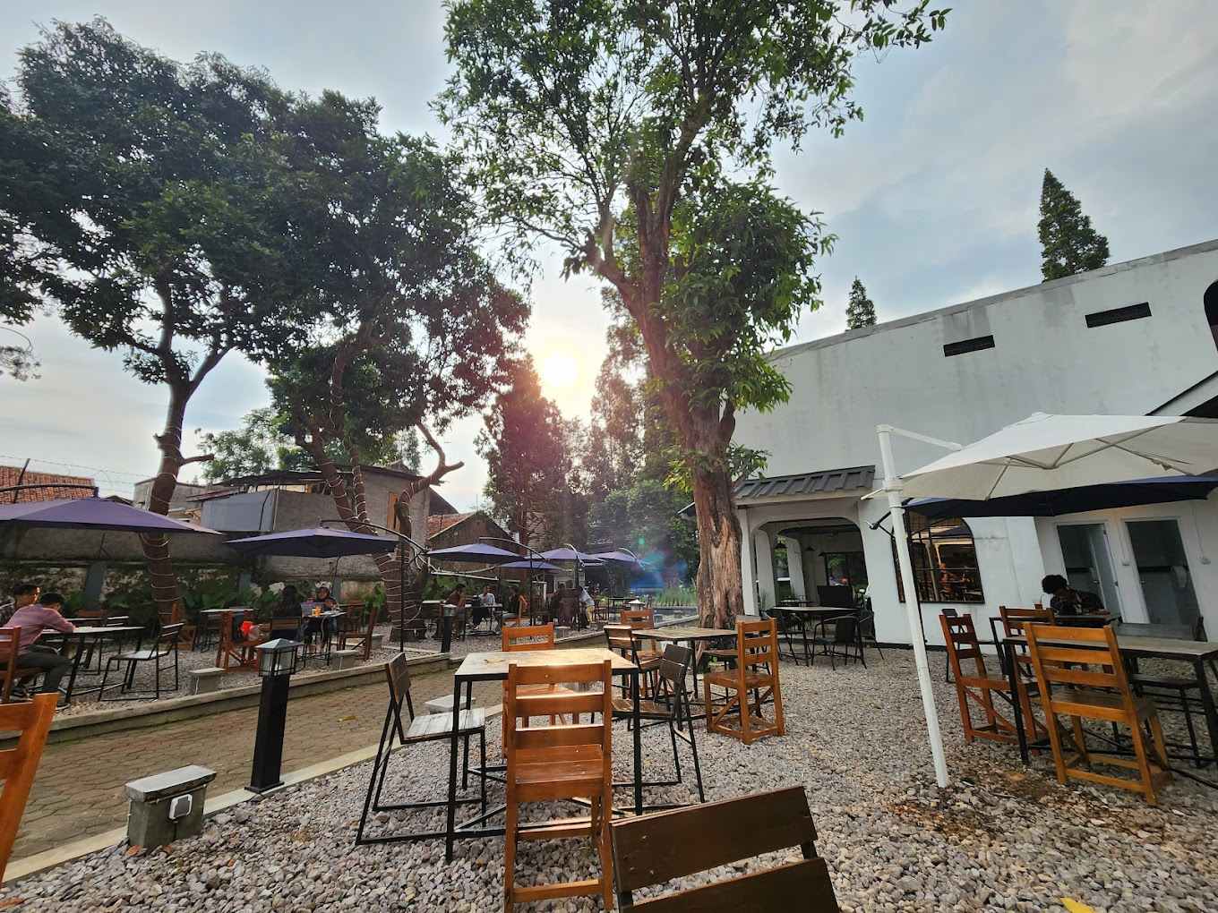 20 Cafe 24 Jam Bandung, Betah Nongkrong Sampai Pagi